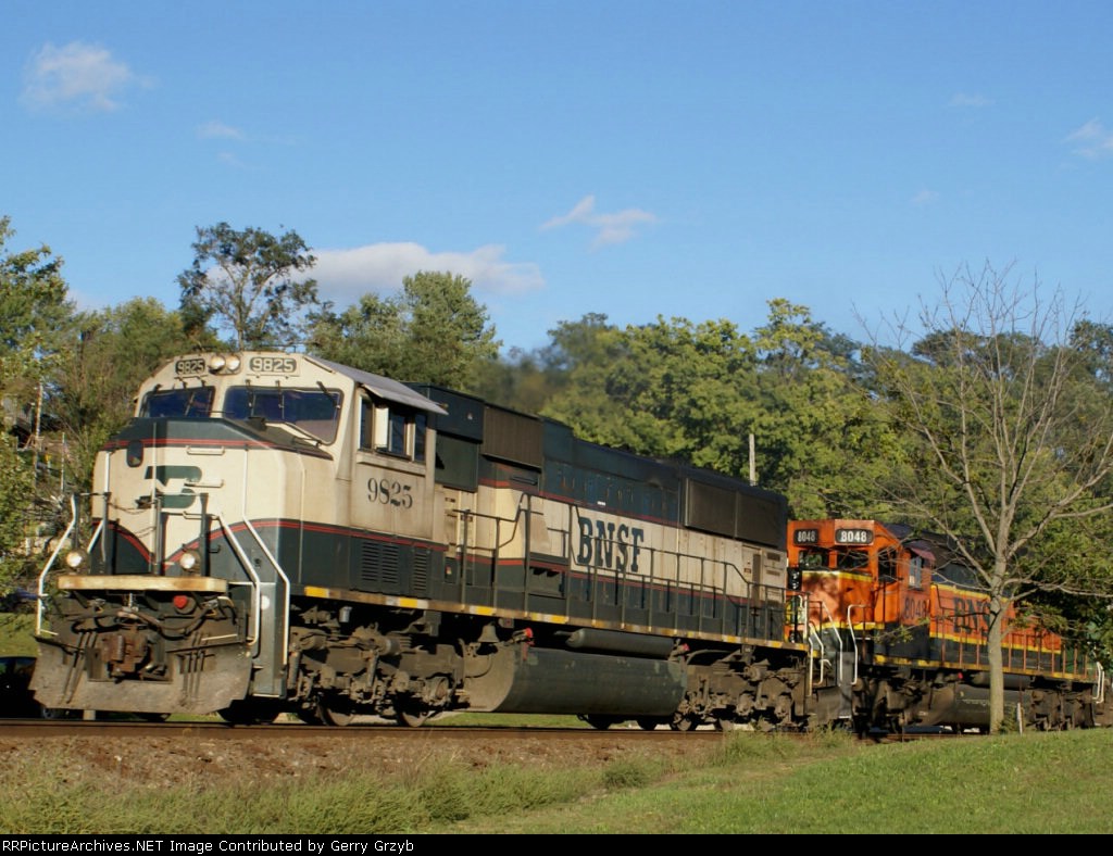 BNSF 9825 on approach to St. Croix bridge